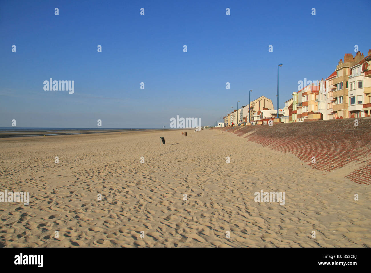 The view east (in direction of Belgium) along the beach at Dunkerque ...