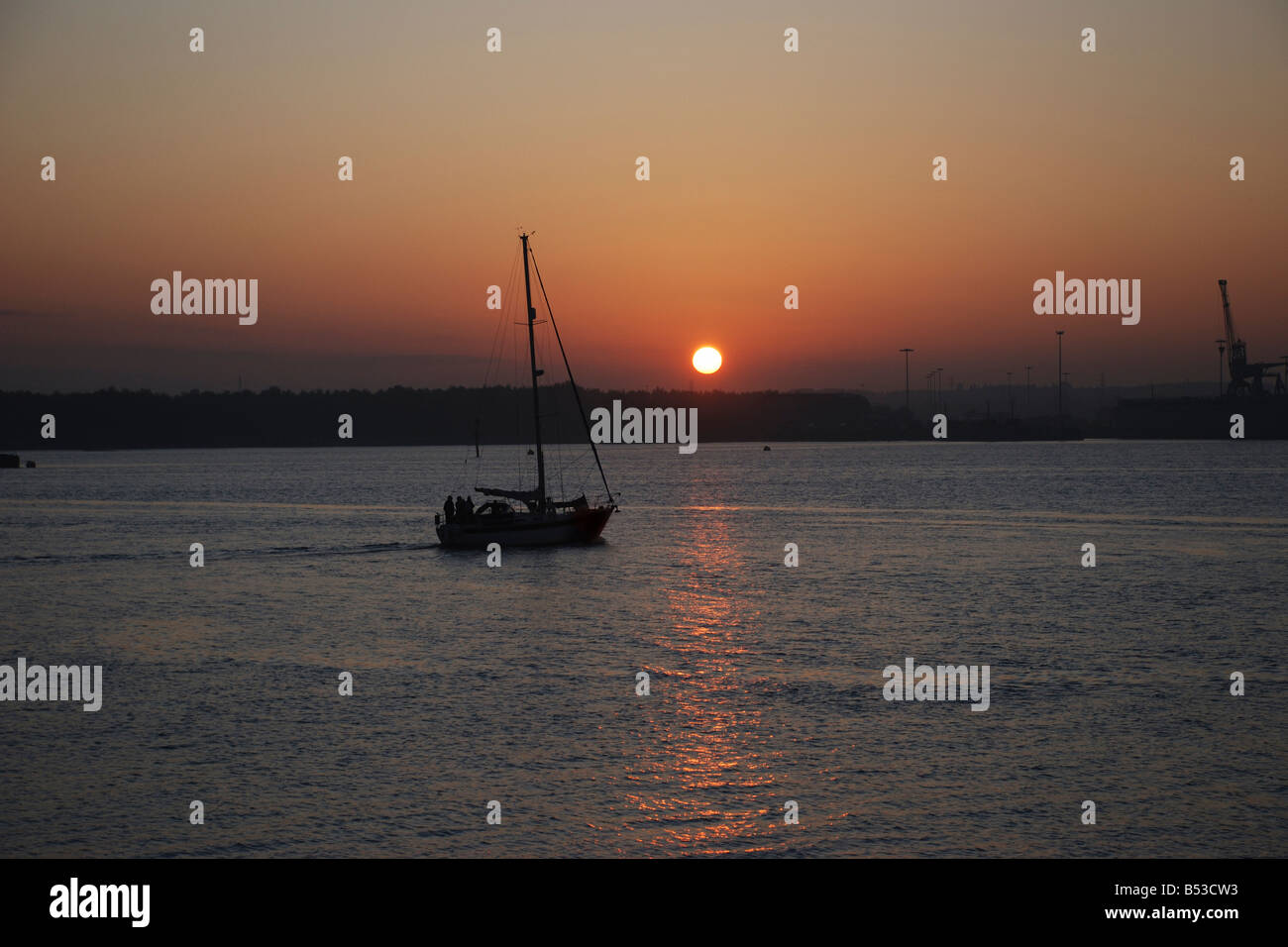 silhouette of yacht sunset Southampton Water Stock Photo - Alamy