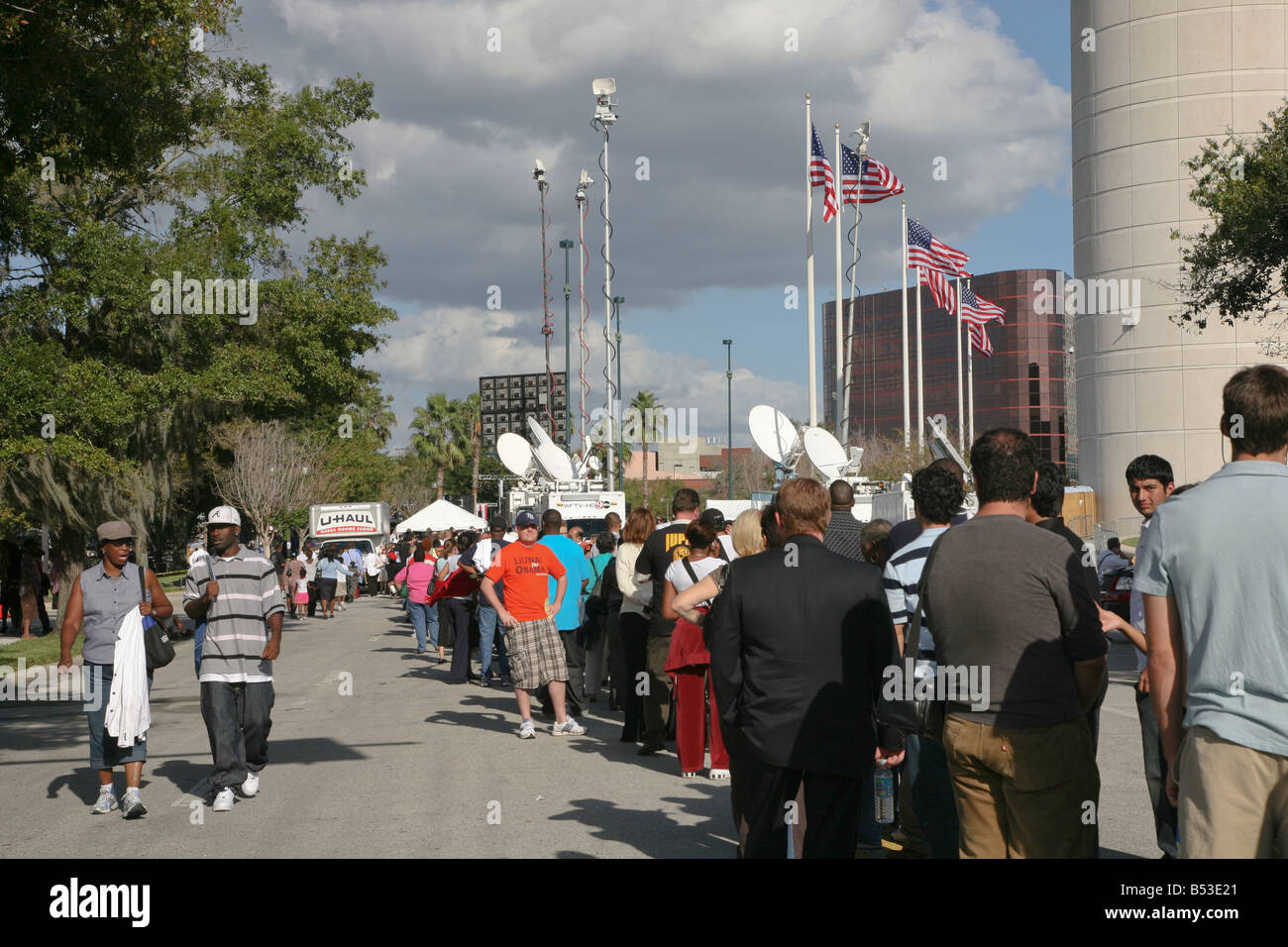 Crowd waiting in line to enter the Obama Vote Early for Change Rally at ...