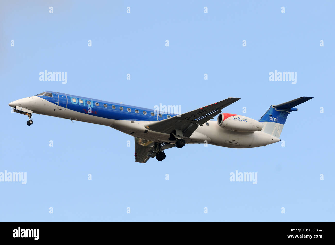 Flying plane underside view hi-res stock photography and images - Alamy