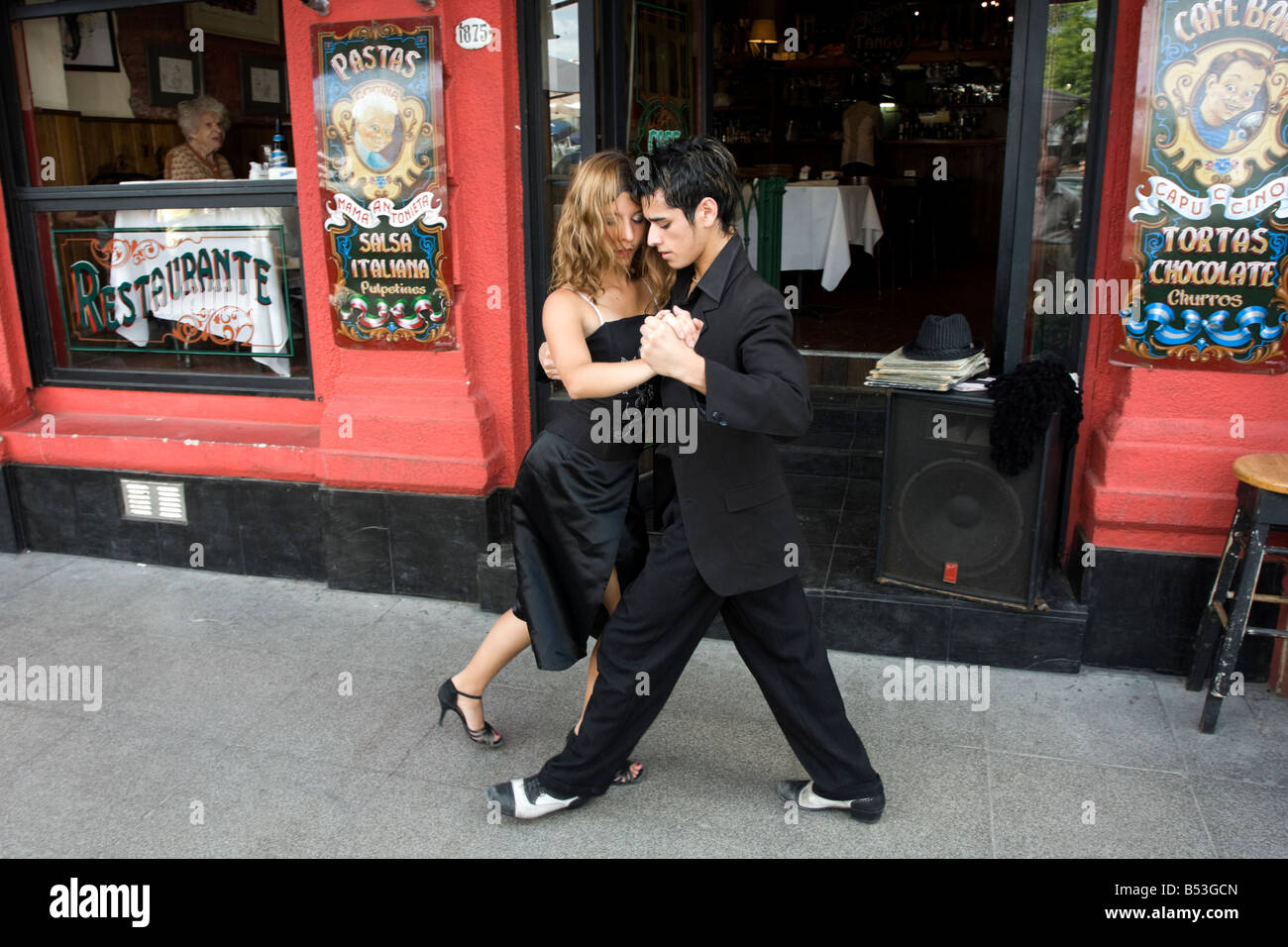 Street performers dancing the Tango for tourists in La Boca a ...