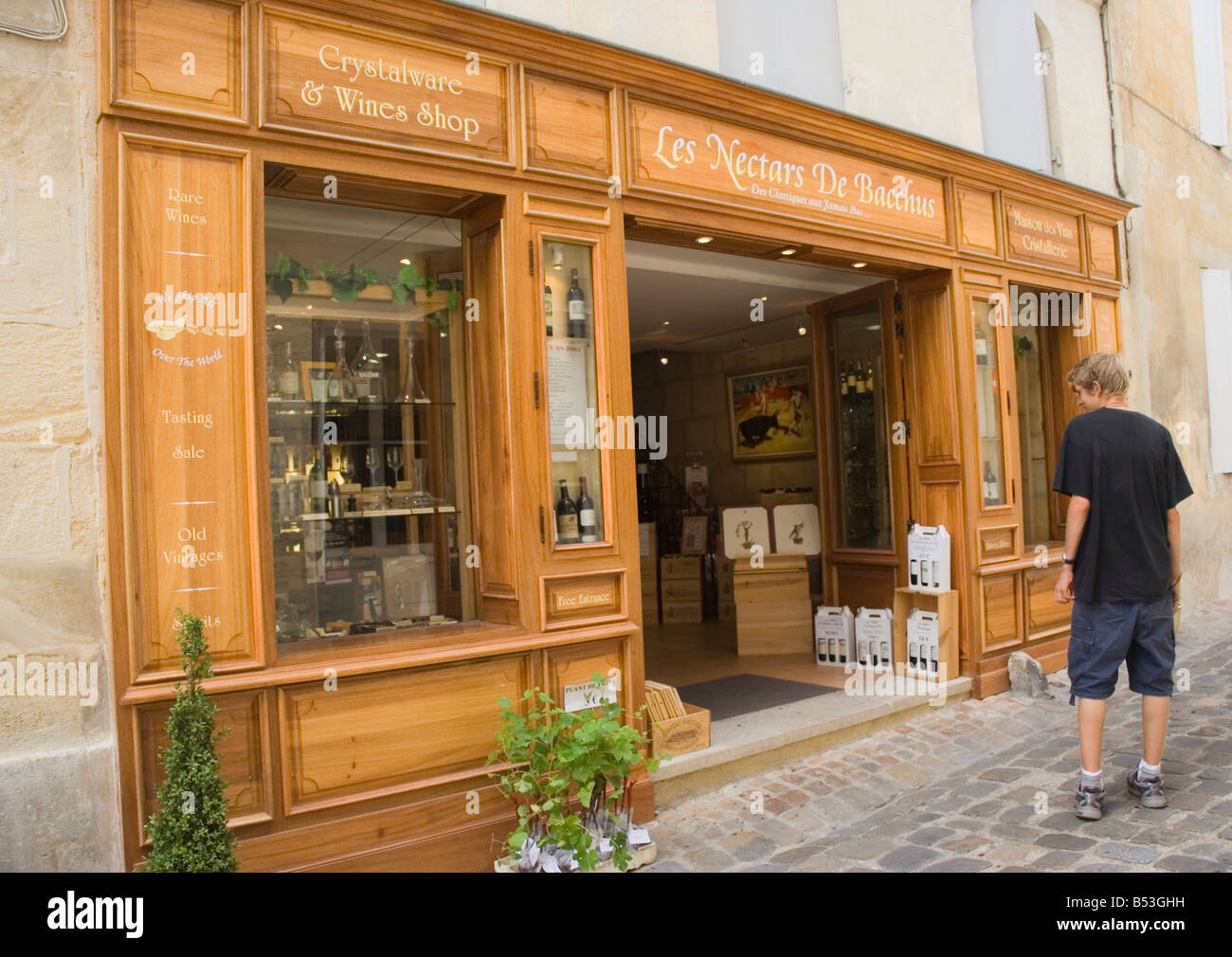 French wine shop entrance sign hi-res stock photography and images - Alamy