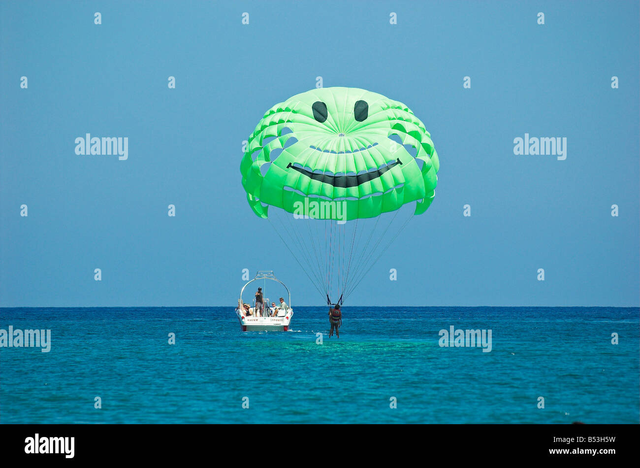 Two parasailing hi-res stock photography and images - Alamy