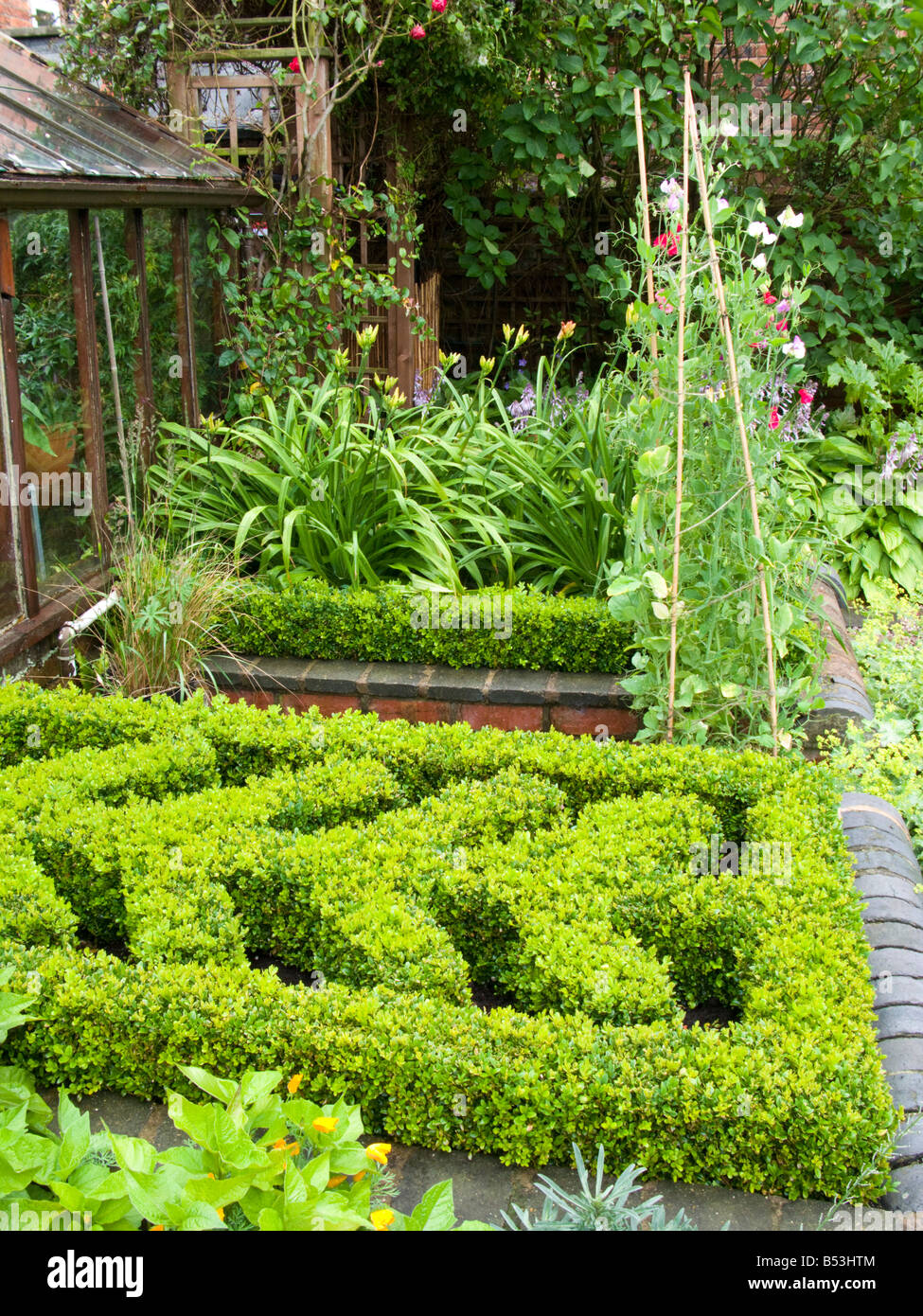Box hedge topiary hi-res stock photography and images - Alamy