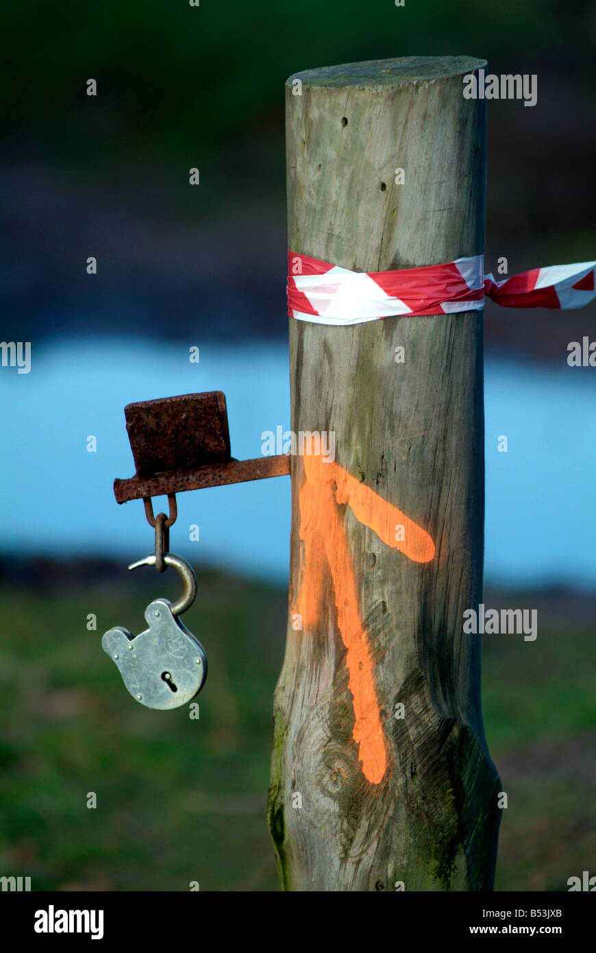 Open outdoor gate padlock hi-res stock photography and images - Alamy