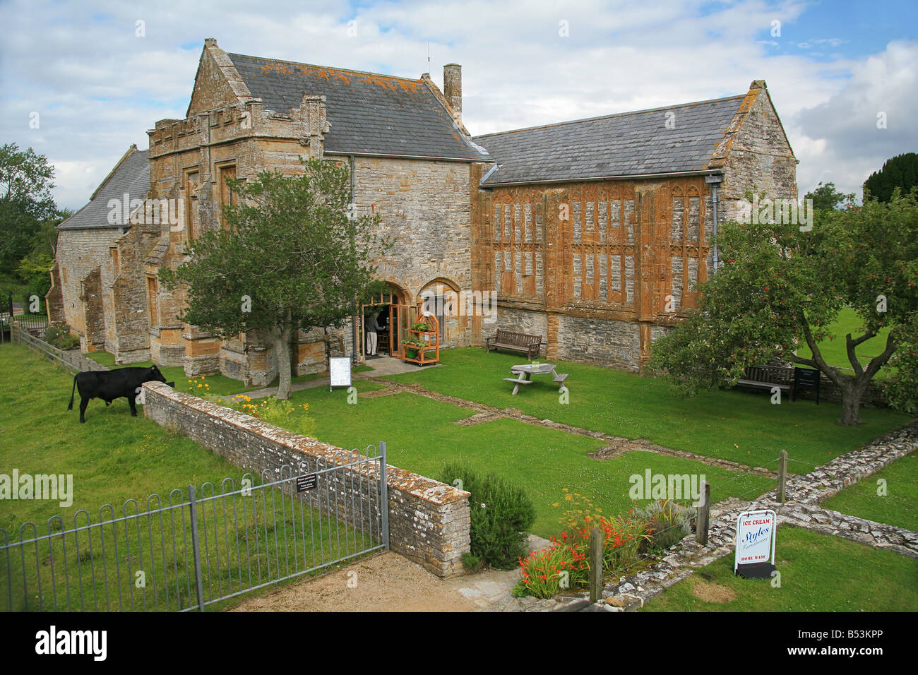 The Abbots House Muchelney Abbey ruins (English Heritage) Somerset ...