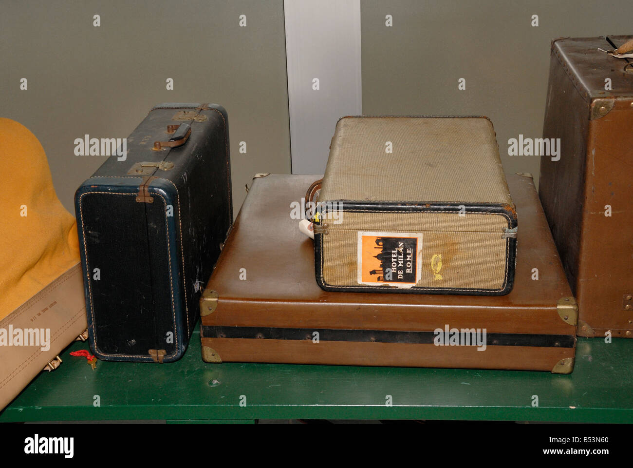 Old suit case hi-res stock photography and images - Alamy