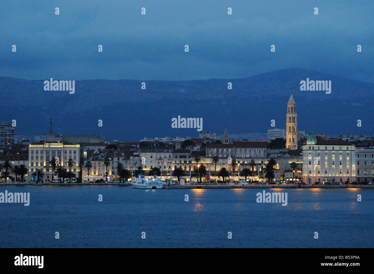 Waterfront dusk night harbour hi-res stock photography and images - Alamy