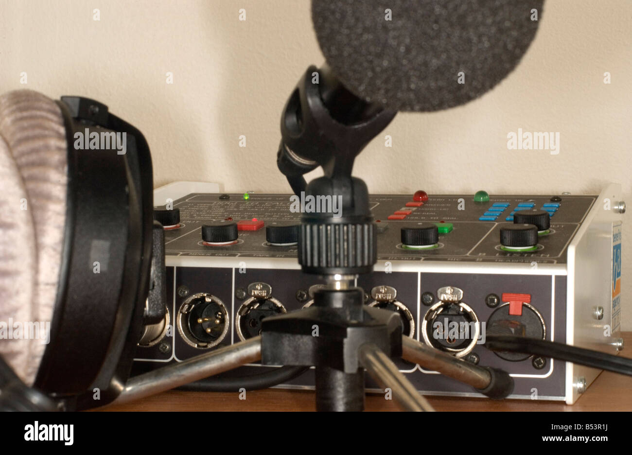 Radio microphone hi-res stock photography and images - Alamy