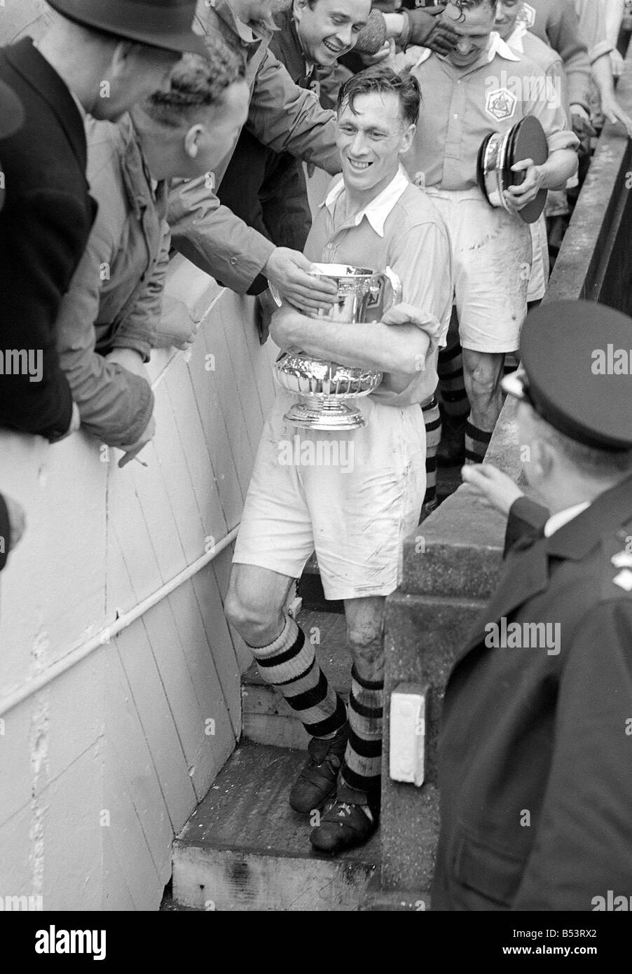 DM 023836 12 1950 Joe Mercer Wembley Stadium Stock Photo - Alamy