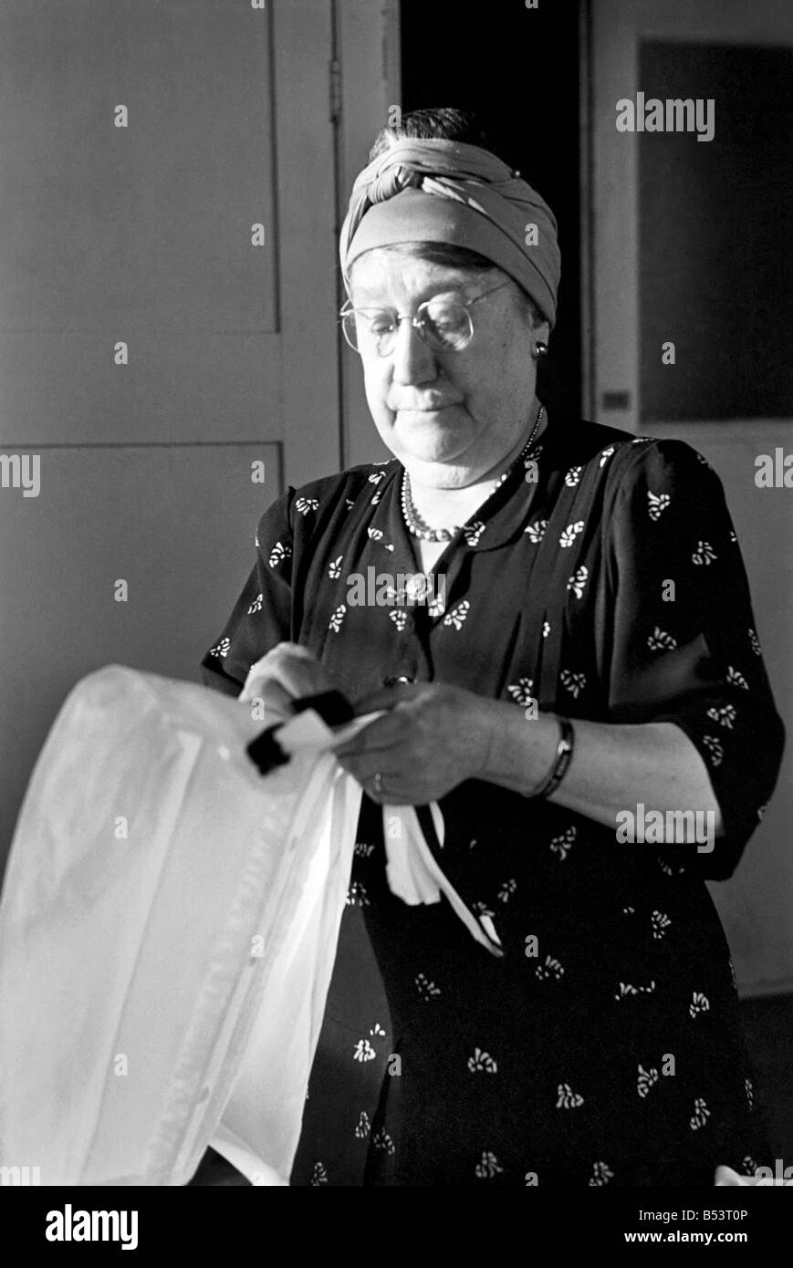 Maria David, Wardrobe Mistress. March 1953 D1019 Stock Photo - Alamy