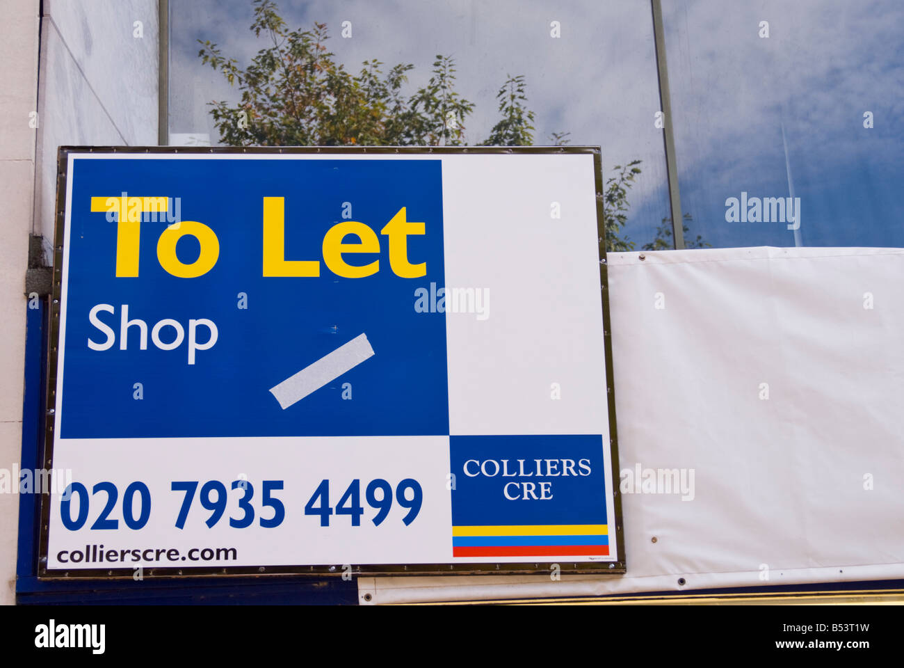 Shop to let sign outside shop in uk Stock Photo - Alamy