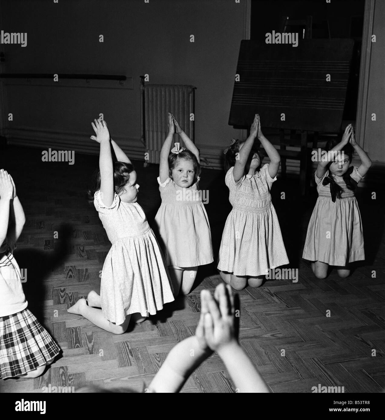 Physical education class 1950's hi-res stock photography and images - Alamy