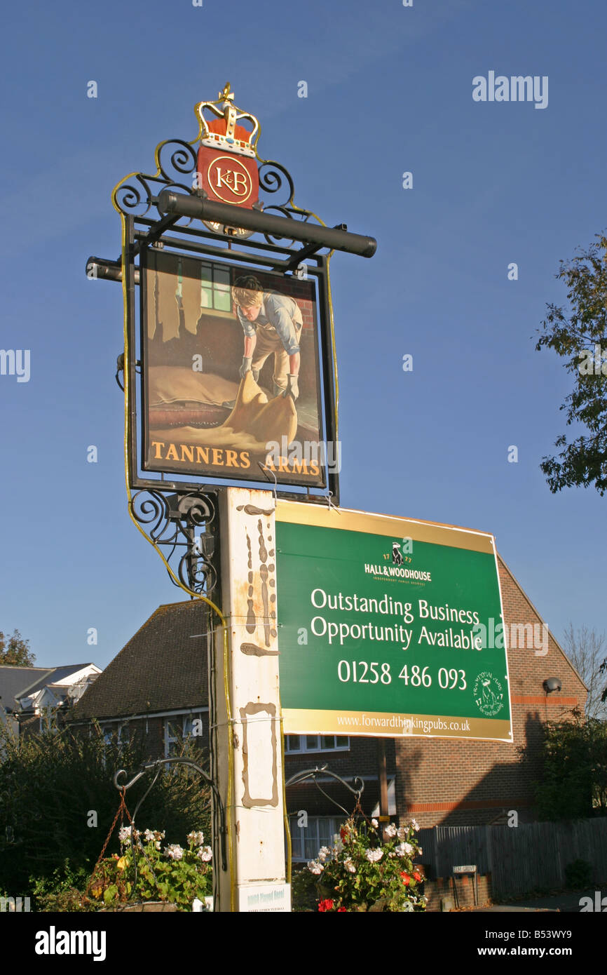 Public house signage hi-res stock photography and images - Alamy
