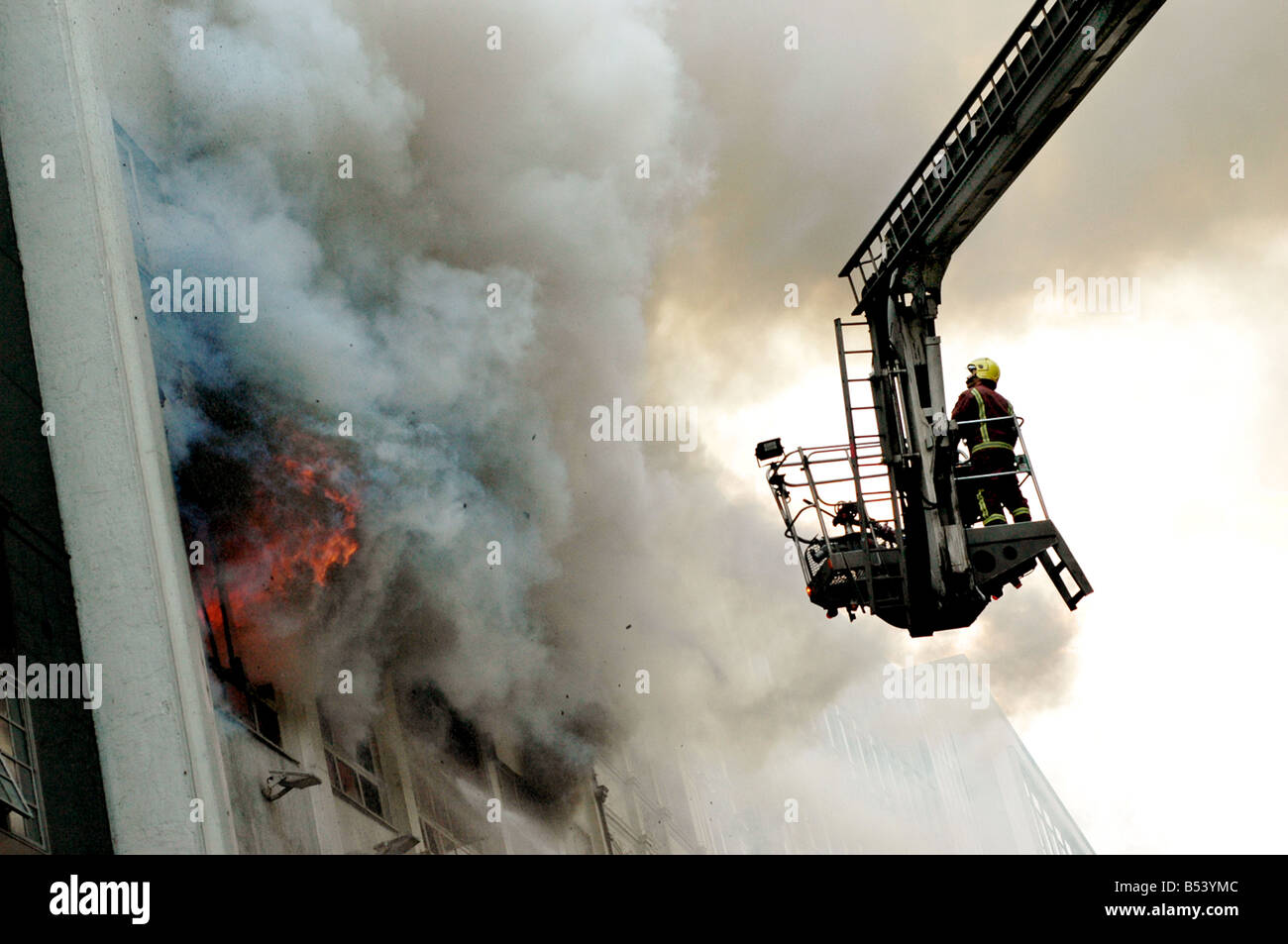 Fireman extinguishing building hi-res stock photography and images - Alamy