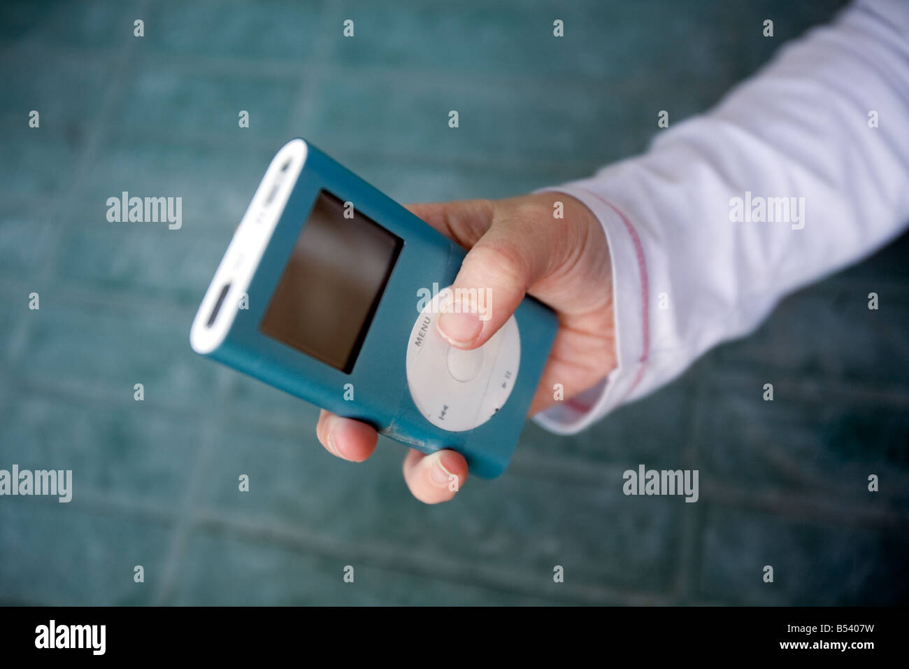 Hand holding ipod hi-res stock photography and images - Alamy
