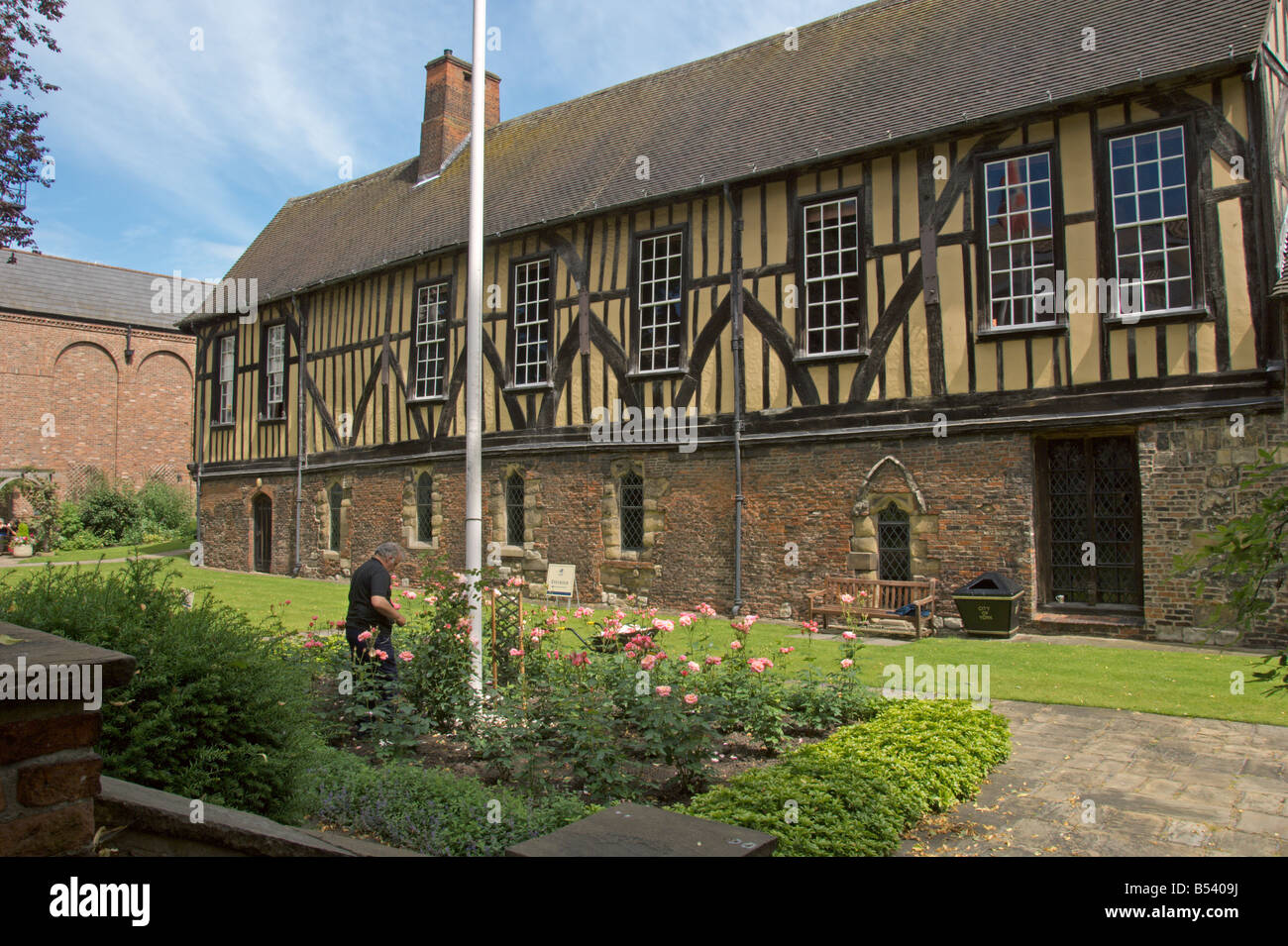 The medieval and tudor guildhall hi-res stock photography and images ...