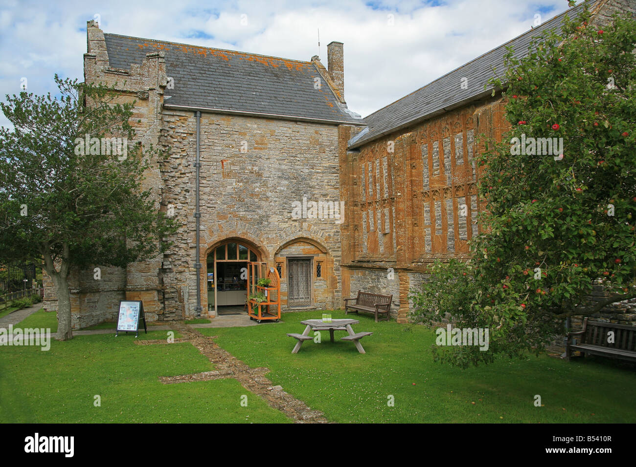 The Abbots House Muchelney Abbey ruins (English Heritage) Somerset ...