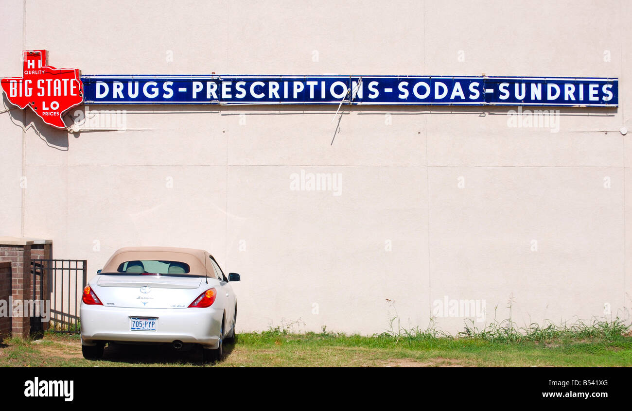 Drug store sign hi-res stock photography and images - Alamy