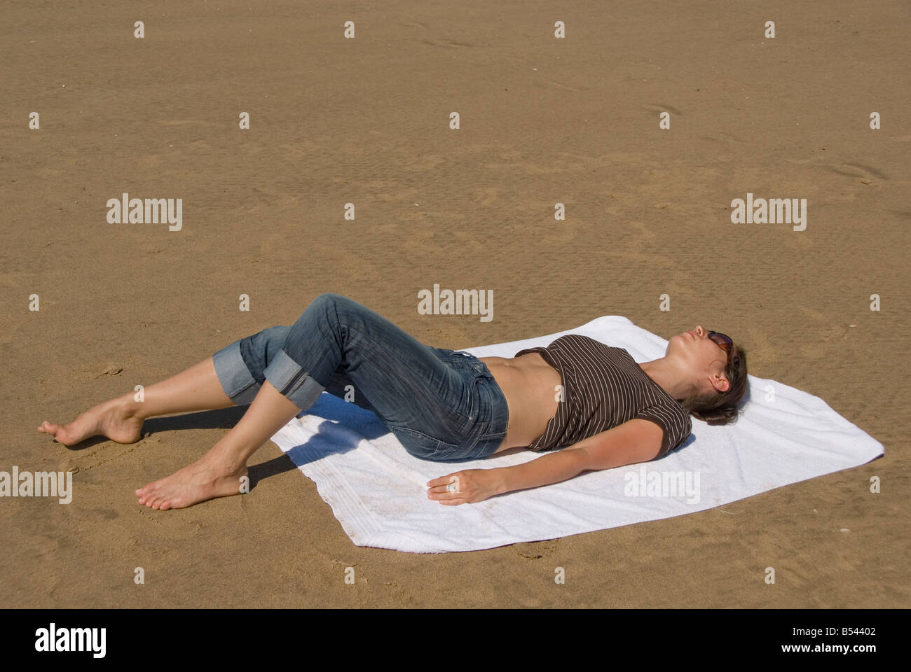 Sunning on towels hi-res stock photography and images - Alamy