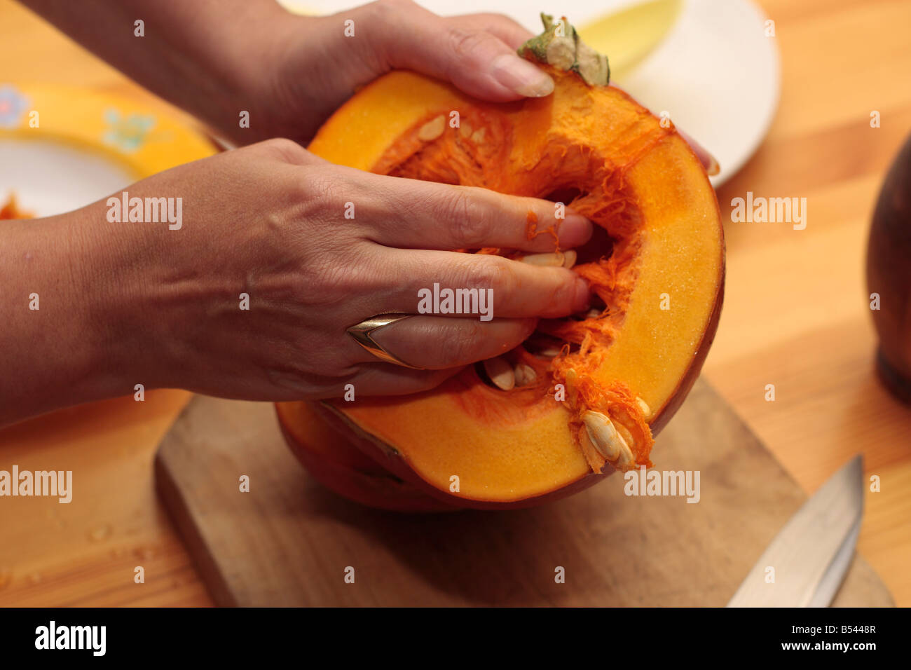 Cleaning a pumpkins Stock Photo - Alamy