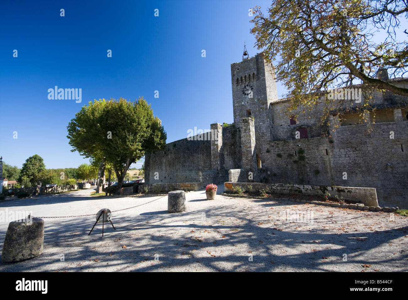 Larressingle Fortified village - Gers Southern France Stock Photo - Alamy