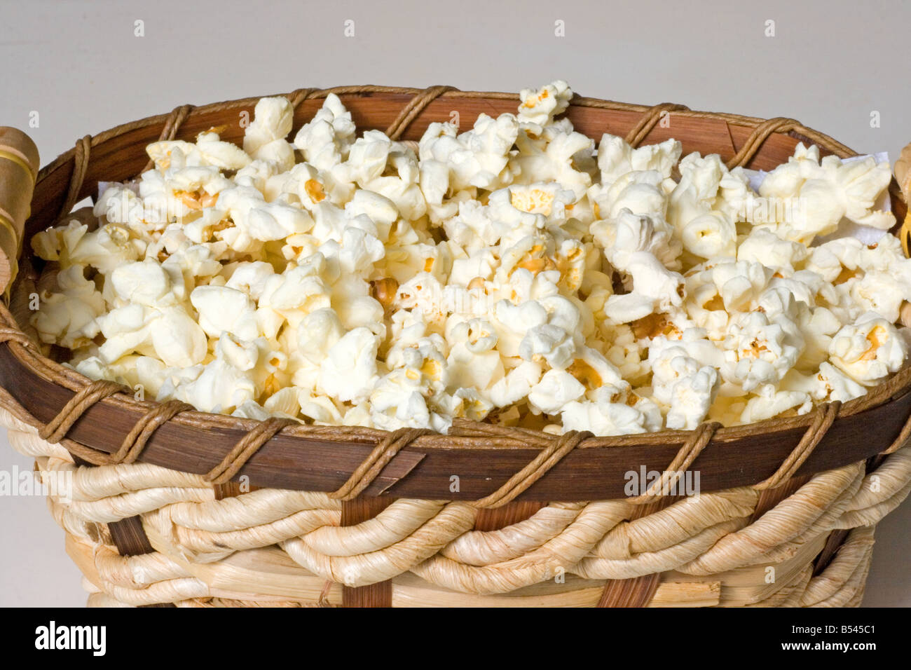 basket with popcorn Stock Photo - Alamy