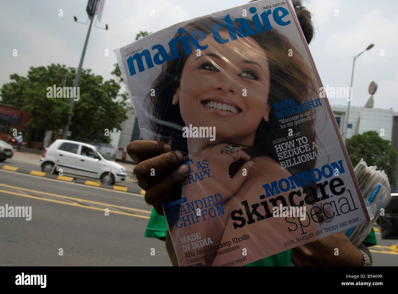 Indian boy selling magazines in traffic jams in New Delhi Stock Photo ...