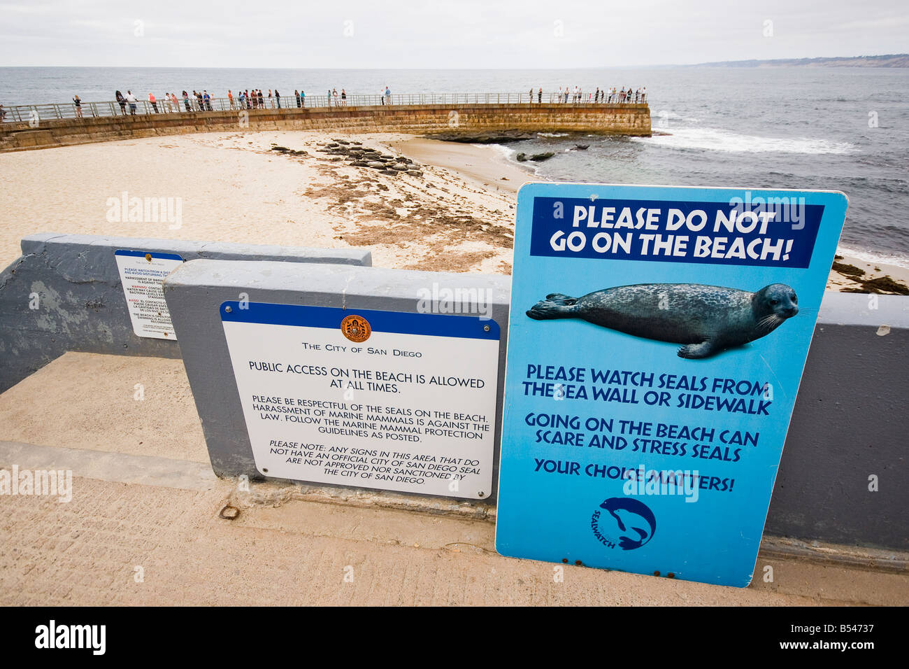 Conflicting signs hi-res stock photography and images - Alamy