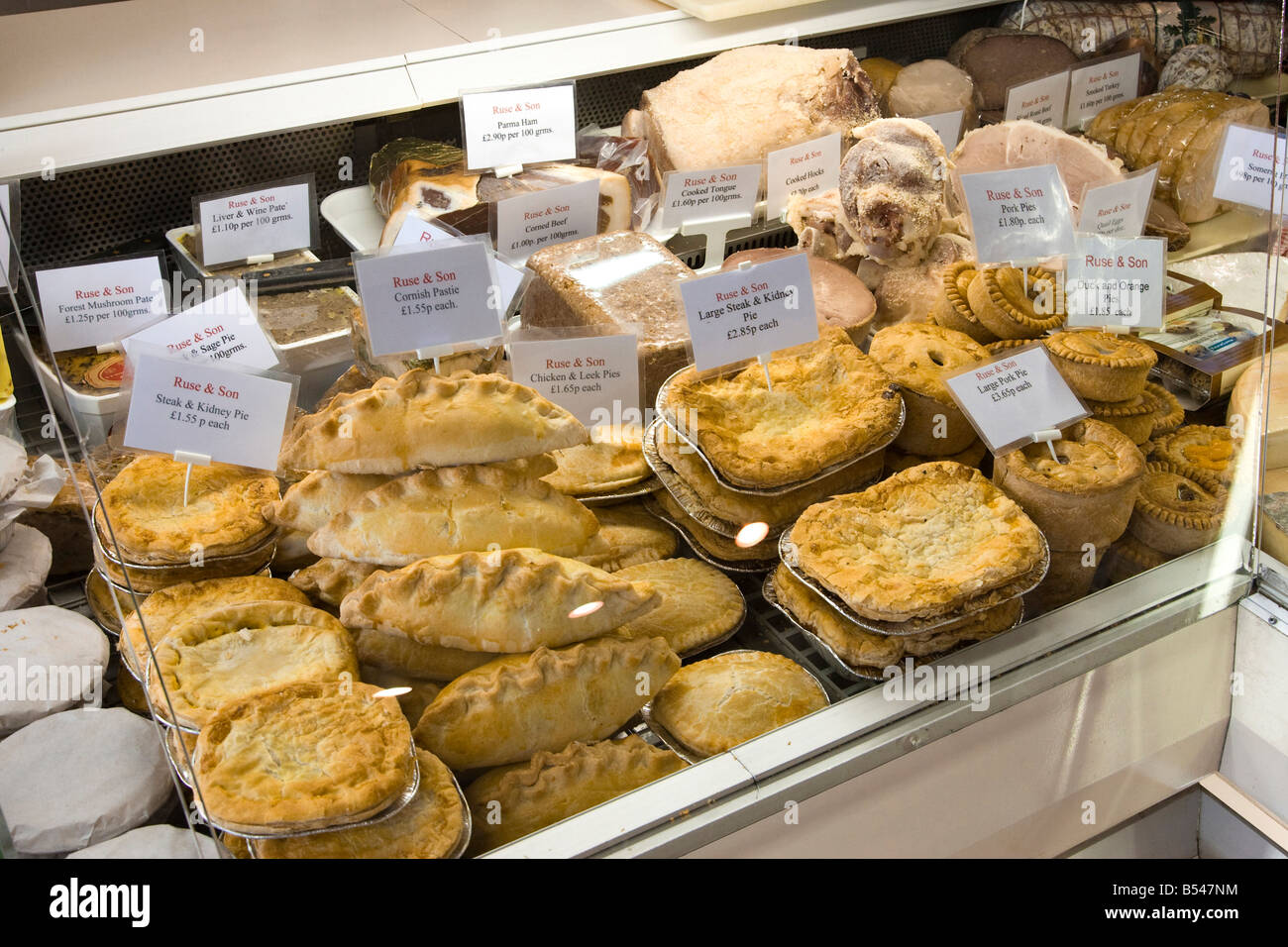 Meat on display in butchers hi-res stock photography and images - Alamy