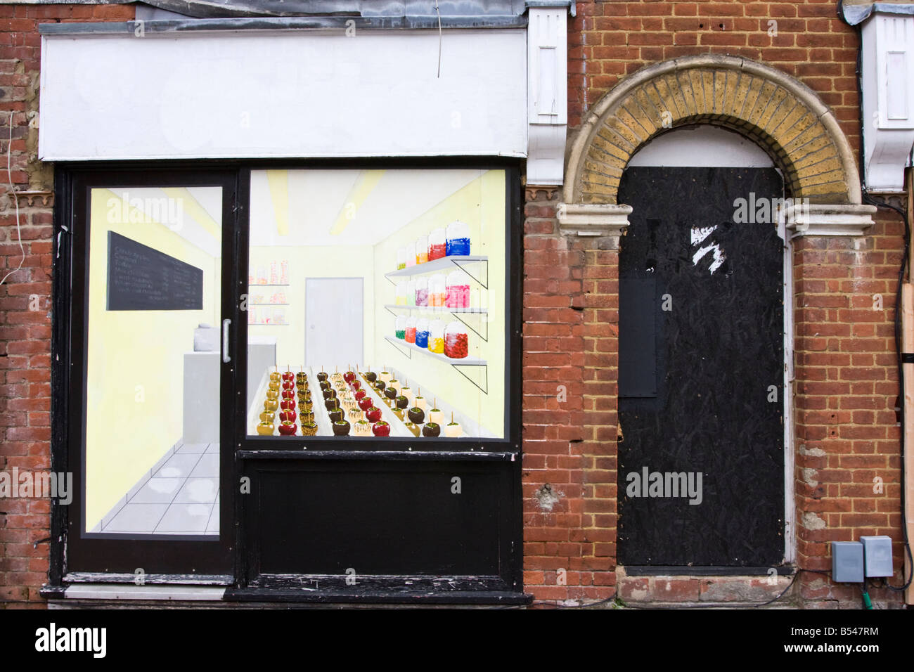 Boarded up shop hi-res stock photography and images - Alamy