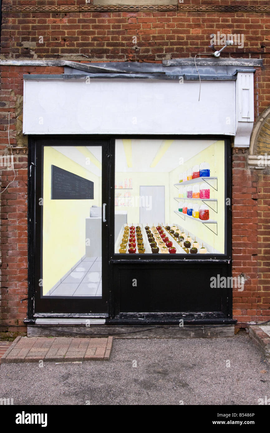 Boarded up shop hi-res stock photography and images - Alamy