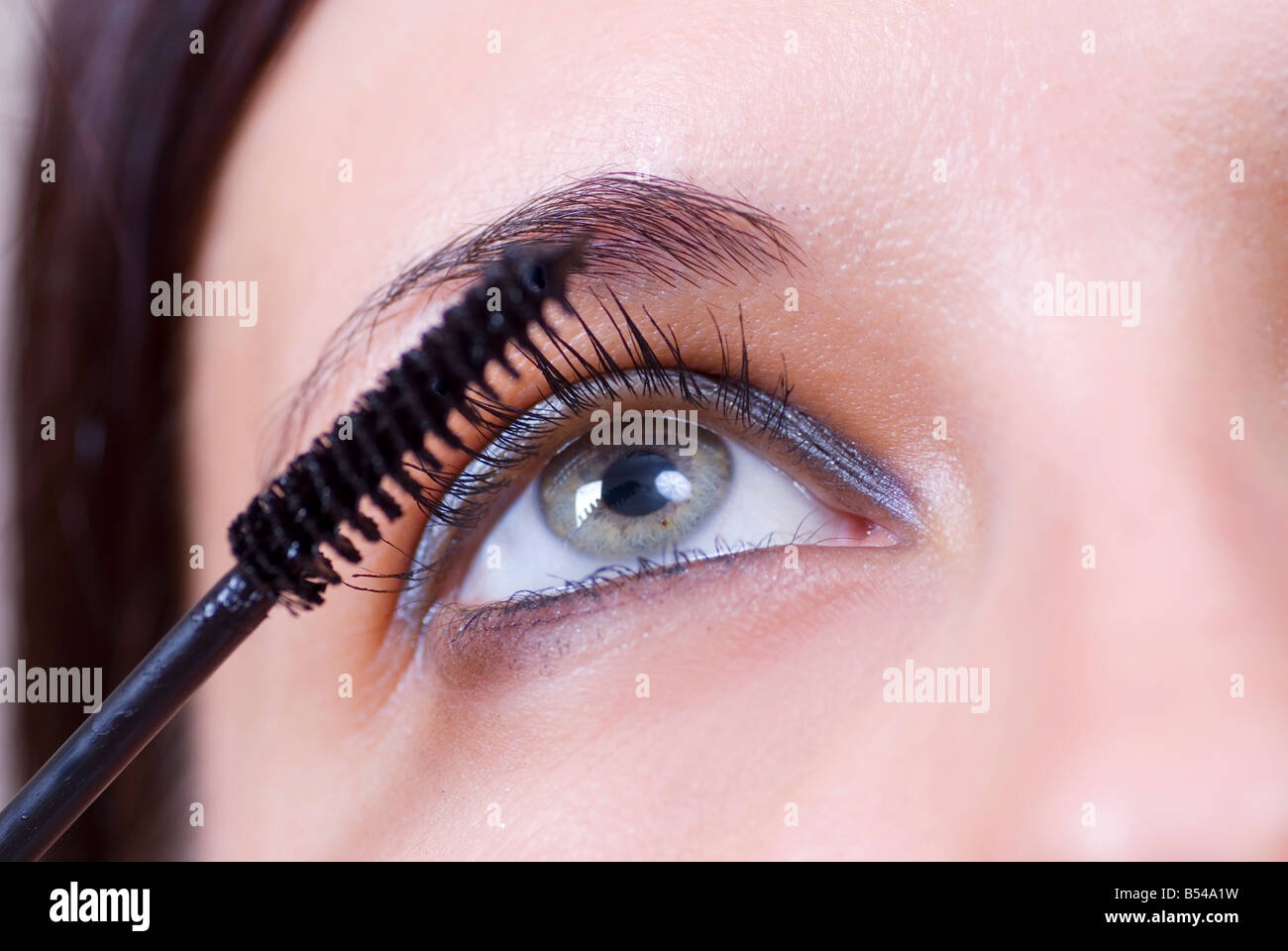 Woman applying mascara Stock Photo - Alamy