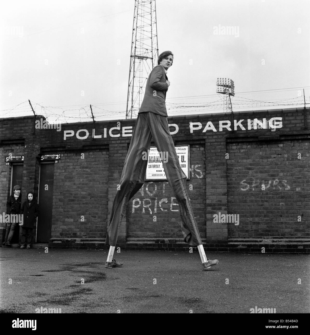 Stilts circus hi-res stock photography and images - Alamy