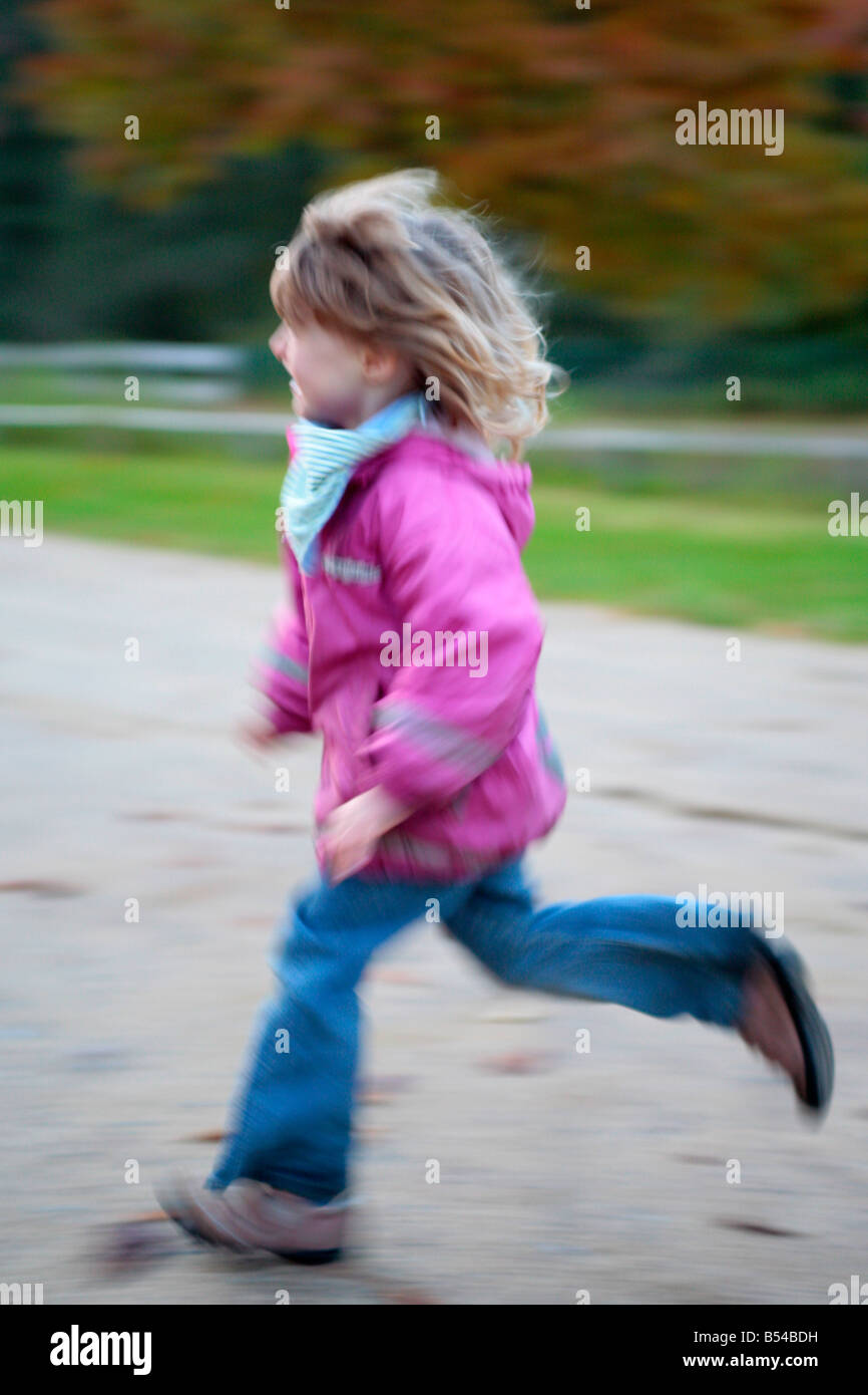 little girl running Stock Photo - Alamy