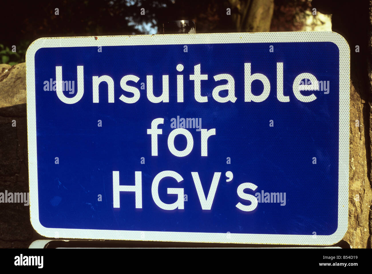 Warning sign of road unsuitable for hgv hi-res stock photography and ...