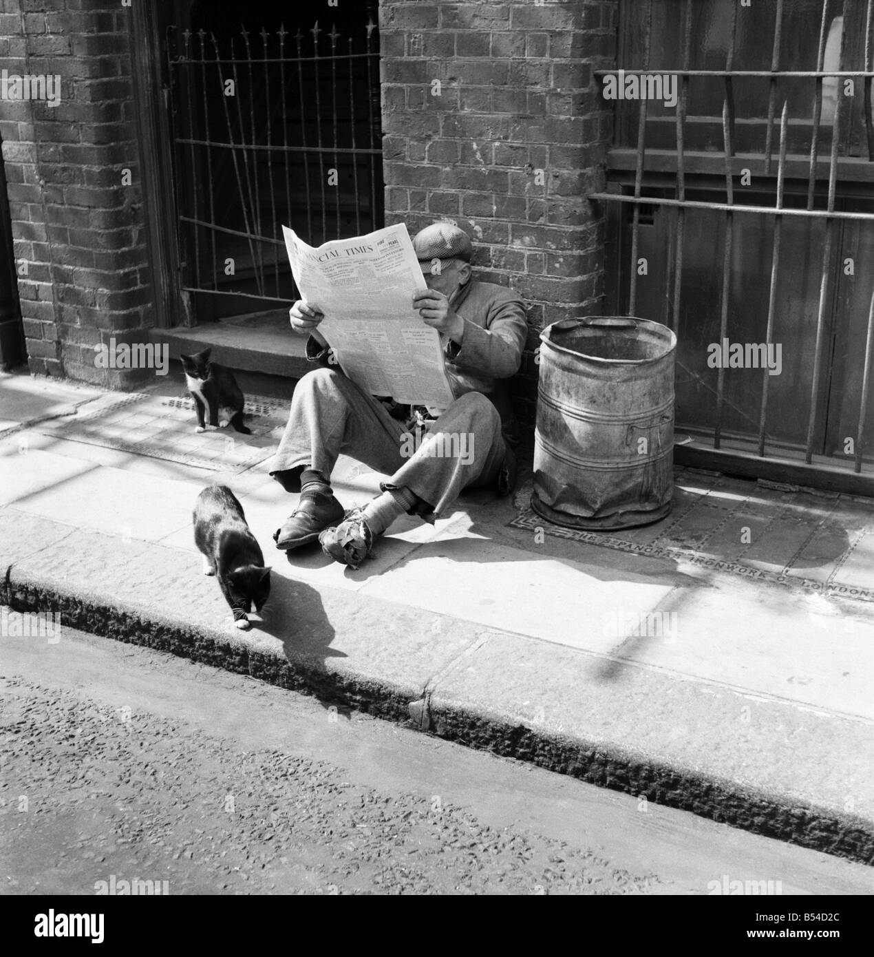 1950s man reading a newspaper hi-res stock photography and images - Alamy
