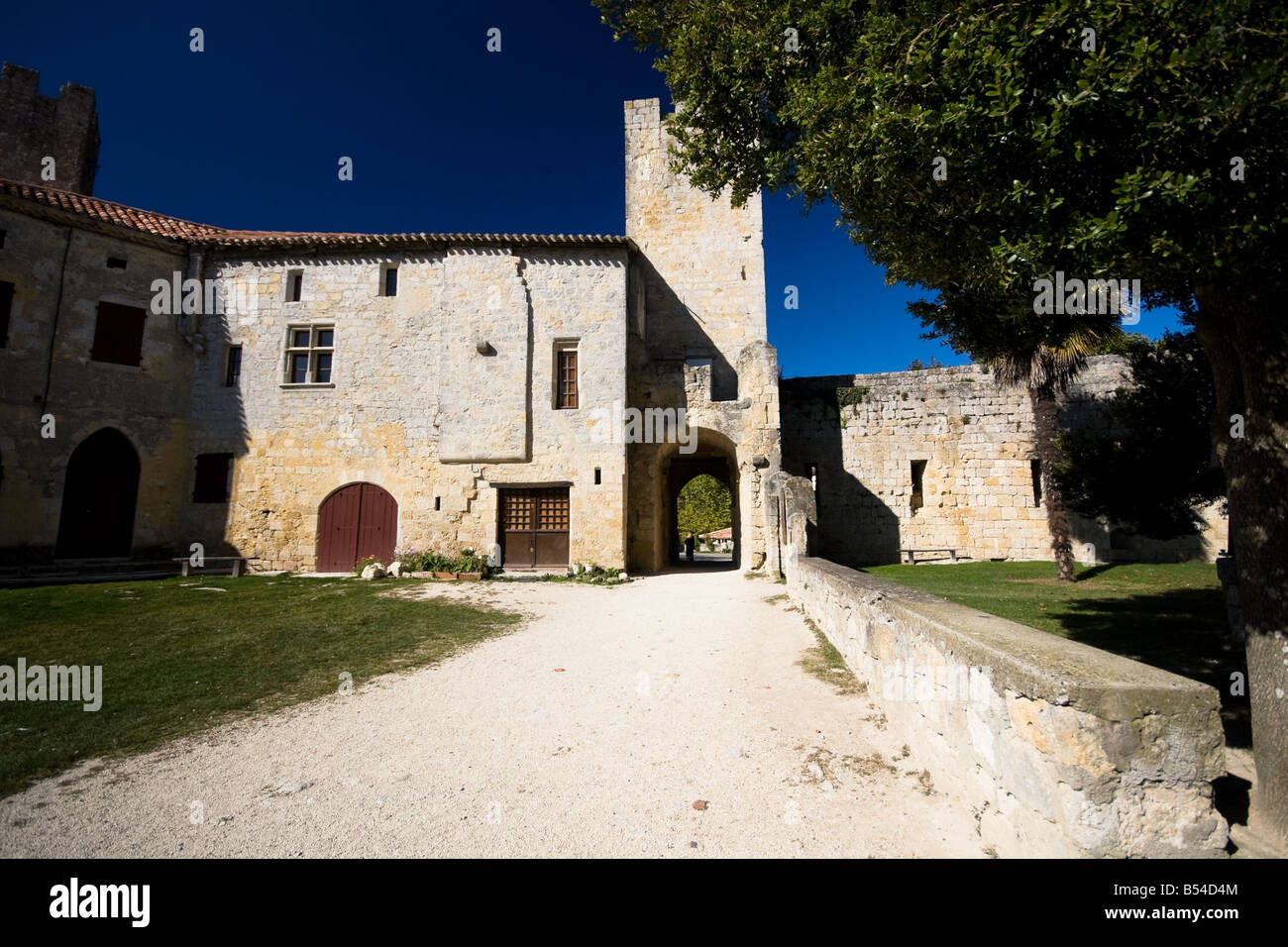Larressingle Fortified village - Gers Southern France Stock Photo - Alamy