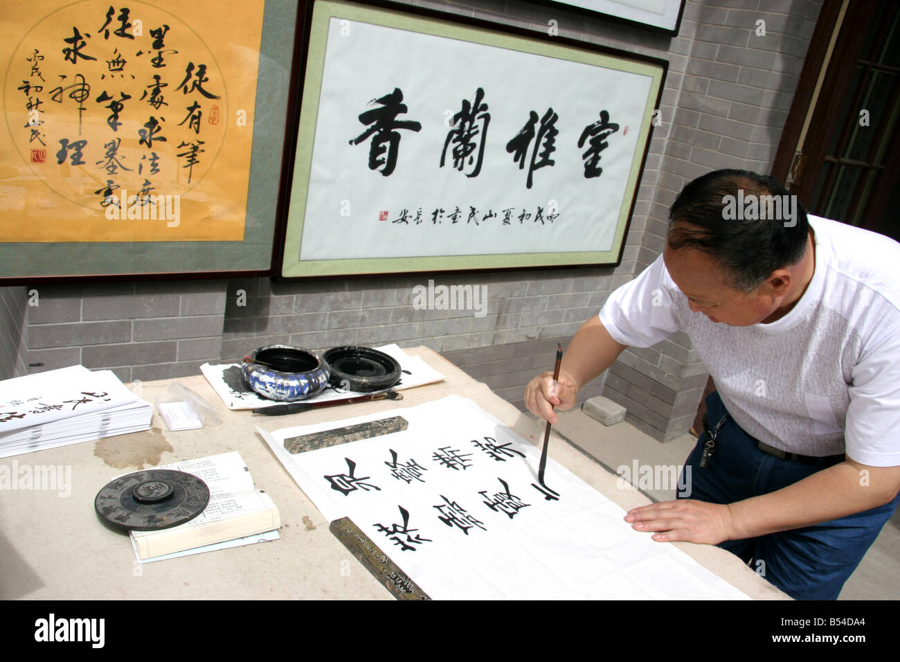 Calligraphy artist china hi-res stock photography and images - Alamy