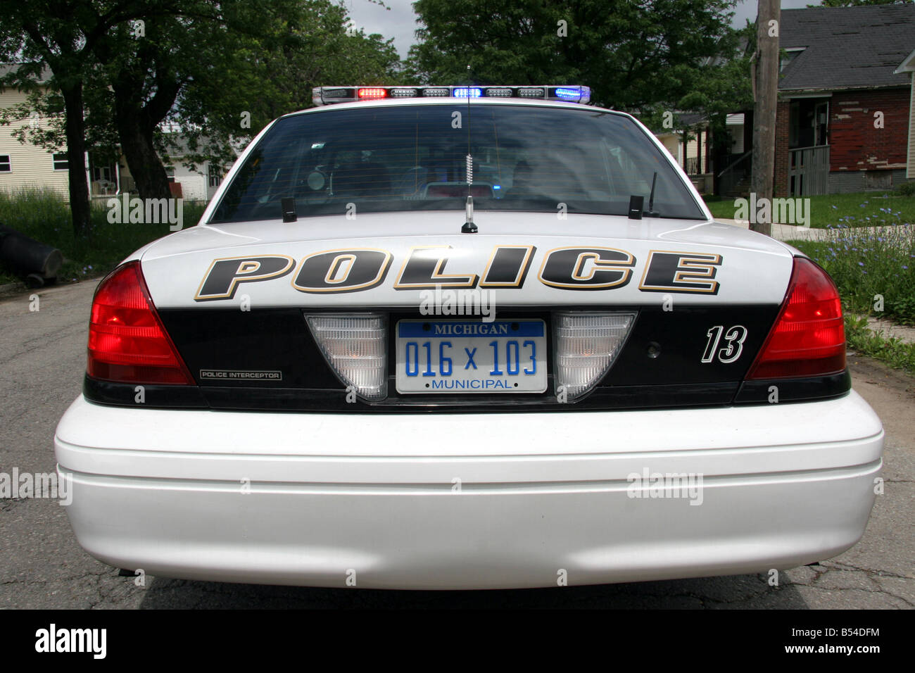 Back of police car hi-res stock photography and images - Alamy