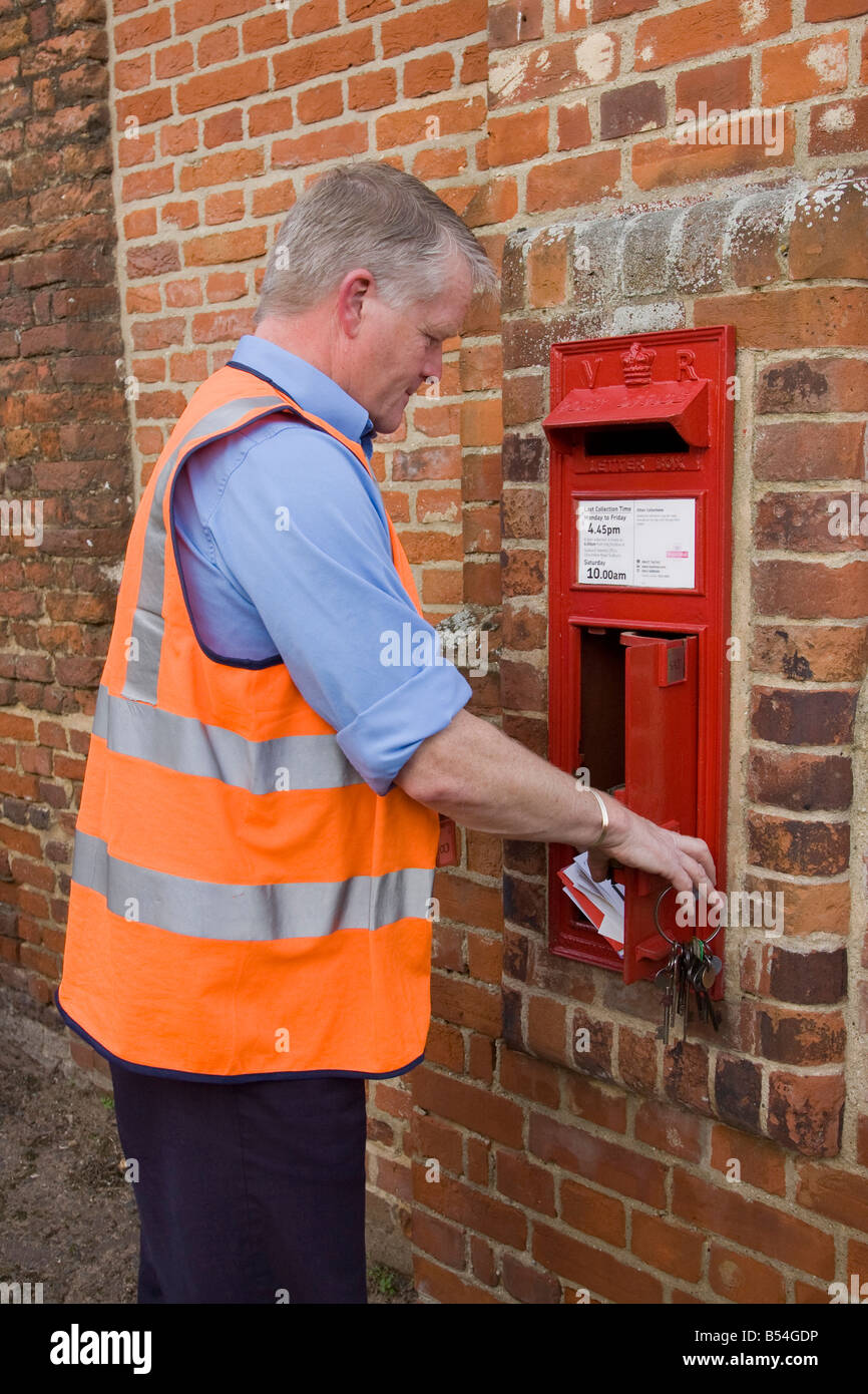 Royal mail postman uk hi-res stock photography and images - Alamy