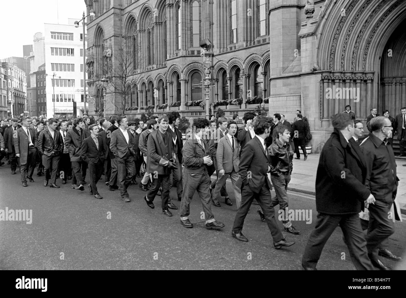 Dustmen walk on Town Hall, Manchester during an industrial dispute ...