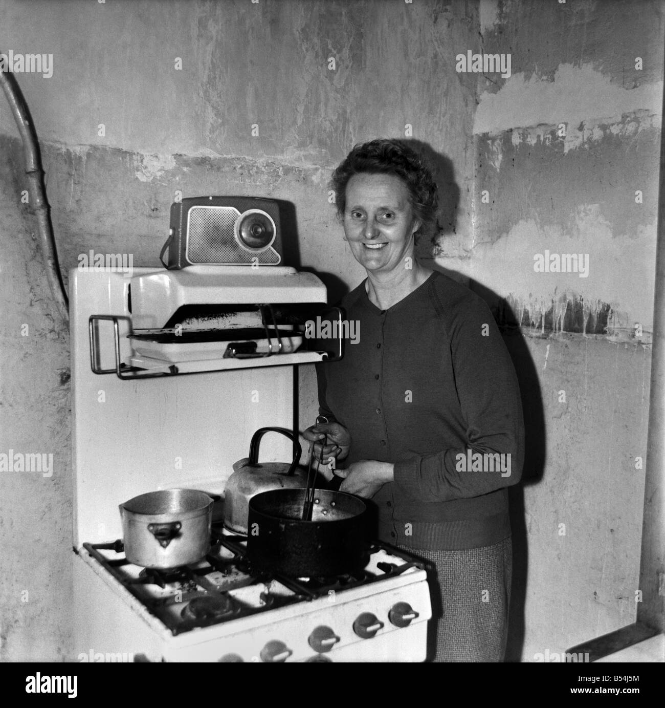 Woman cooking in kitchen 1960s hi-res stock photography and images - Alamy