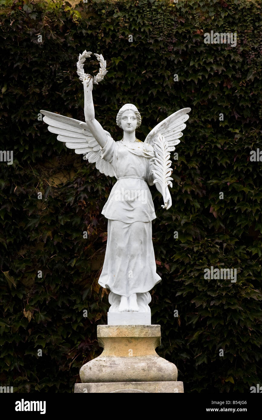 Statue holding wreath hi-res stock photography and images - Alamy