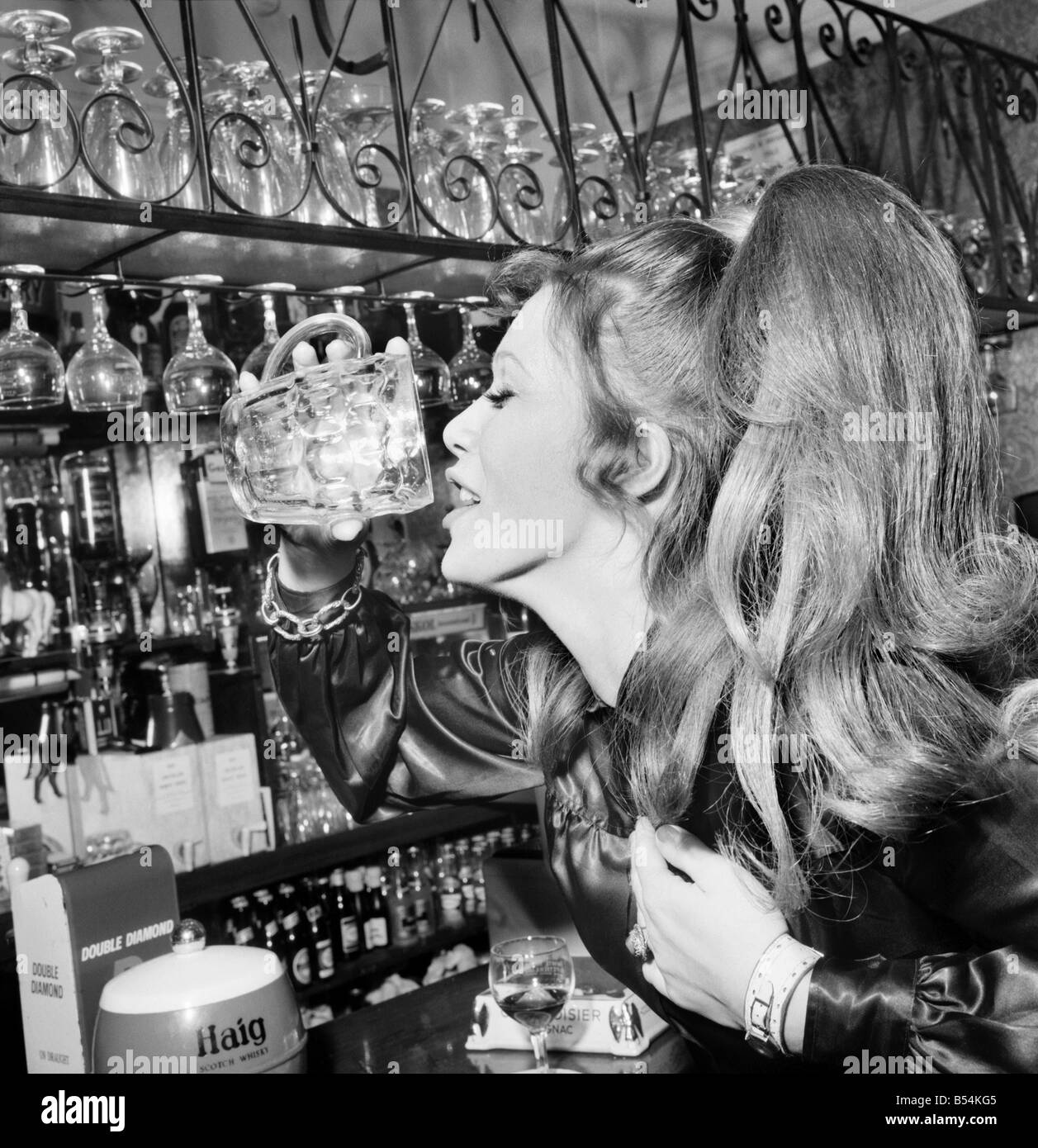 Drinking pub 1960s hi-res stock photography and images - Alamy