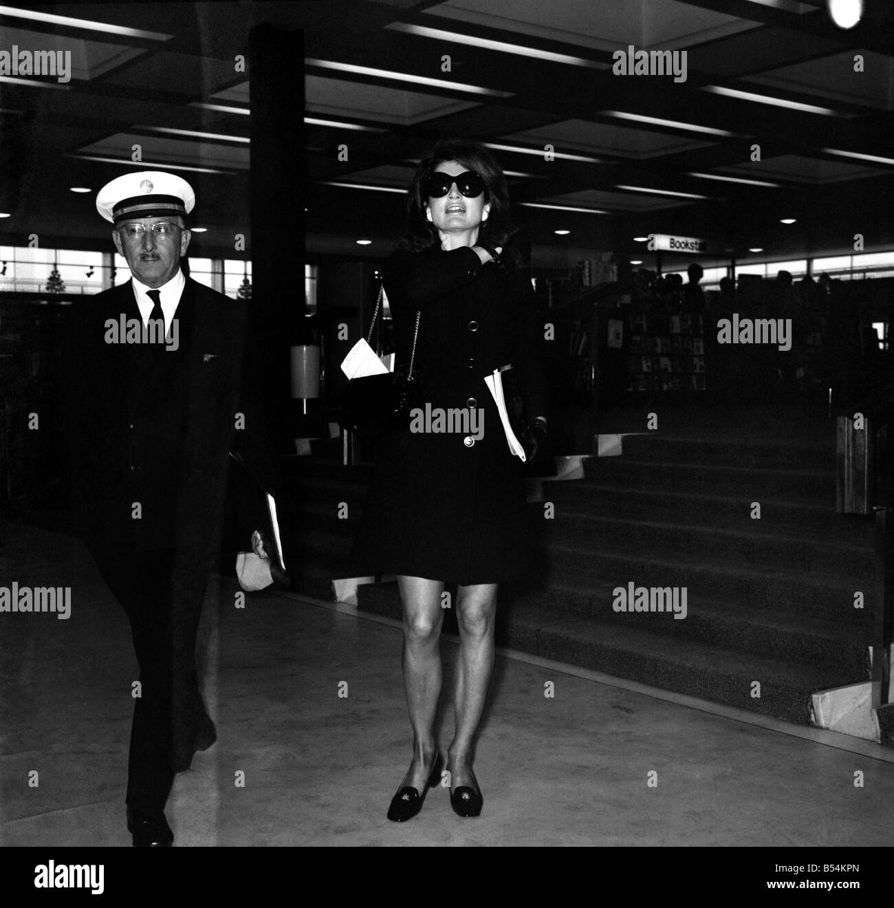 Mrs. Jacqueline Kennedy Onassis arrives at Heathrow Airport by Olympic ...