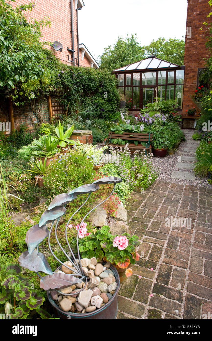 Garden waterfall feature hi-res stock photography and images - Alamy