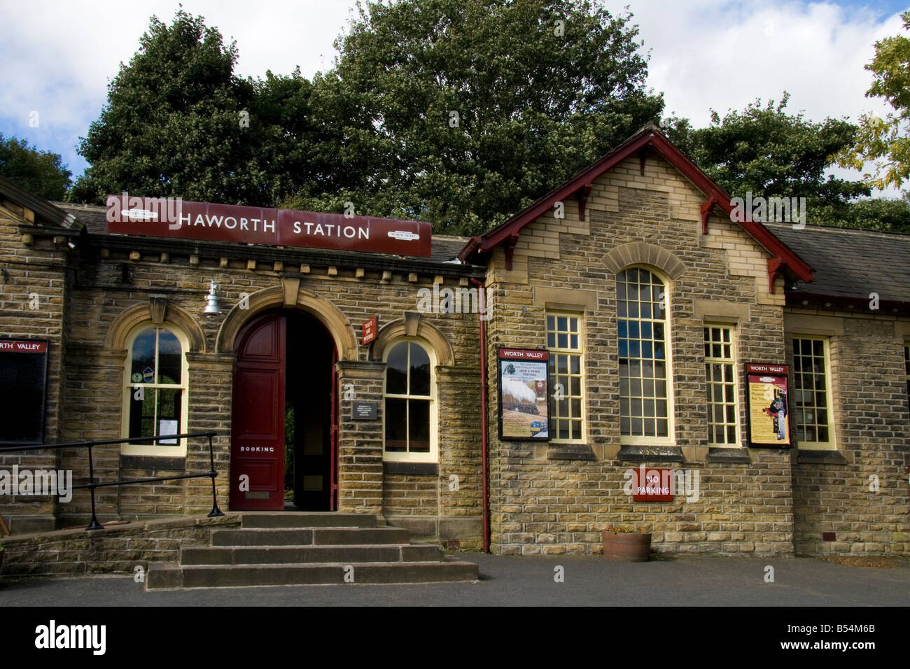 Haworth station, W Yorkshire, on the Keighley & Worth Valley railway ...