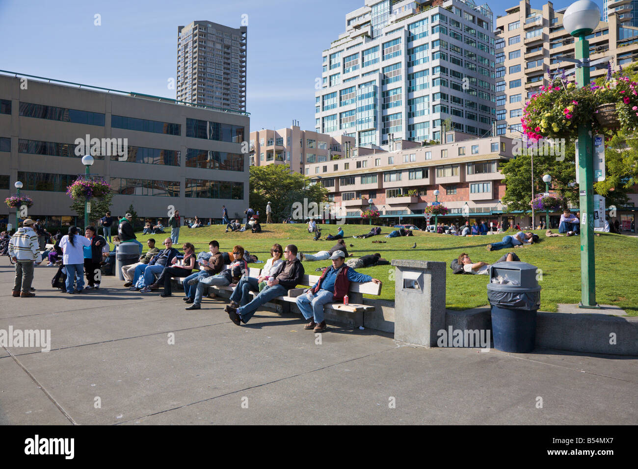 Seattle residents enjoying a rare day of sunshine Stock Photo - Alamy