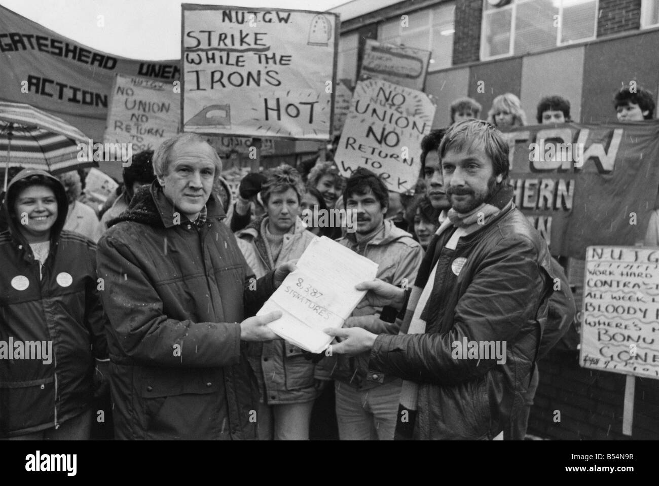 Alan Hull of the pop group Lindisfarne joins the picket line at ...